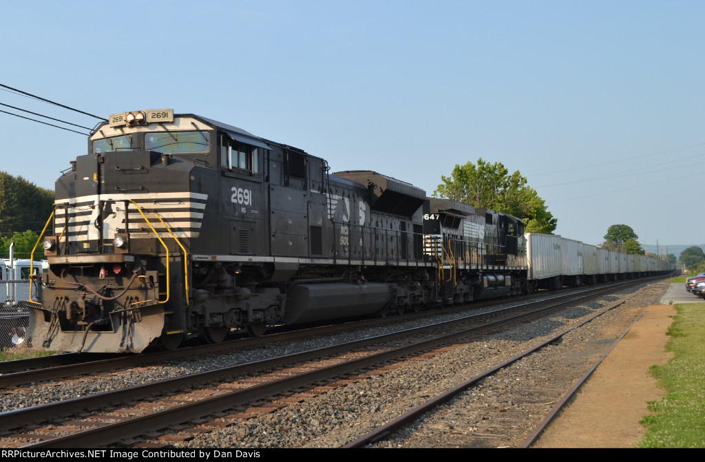 NS SD70M-2 2691 leads 261